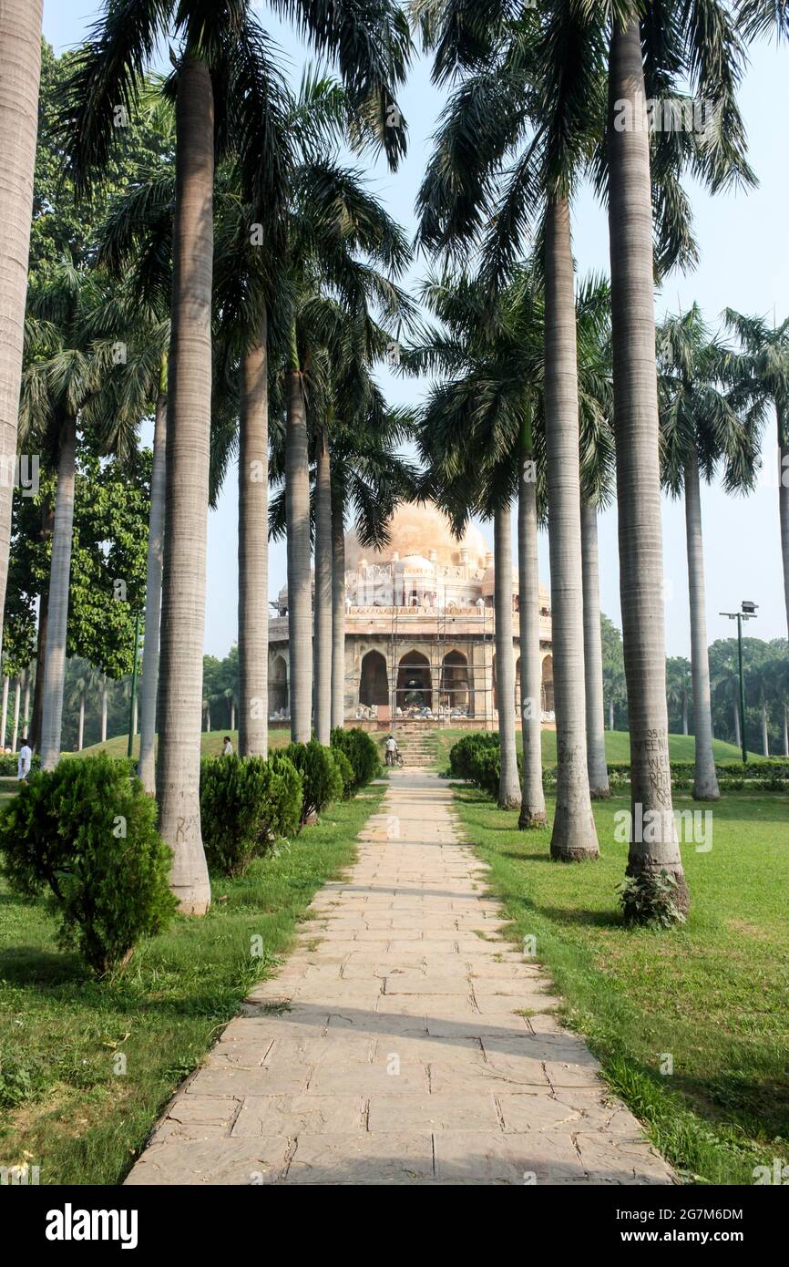 Footpath leading to the Muhammad Shah Sayyid Tomb Stock Photo - Alamy