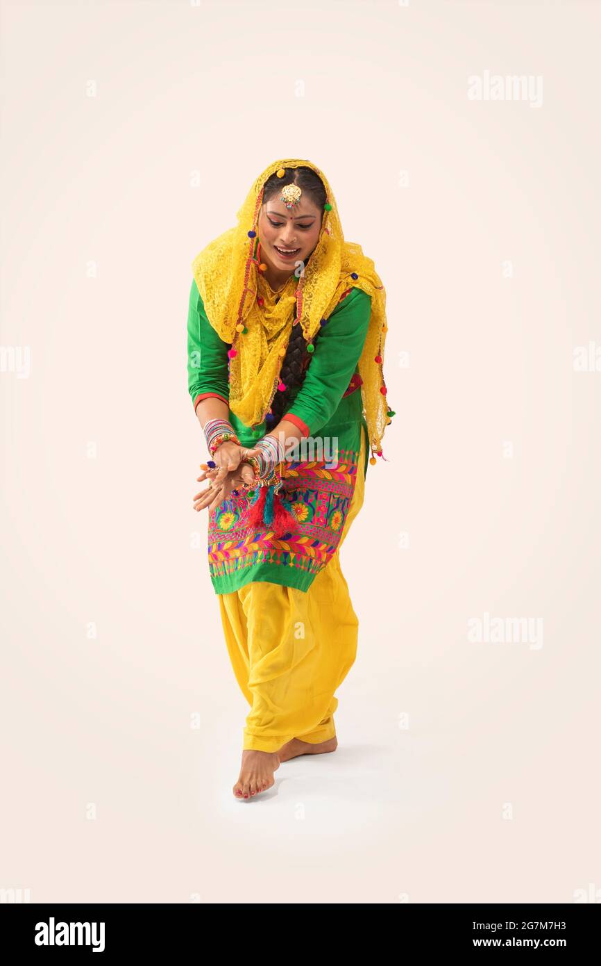 Giddha folk dance hi-res stock photography and images - Alamy