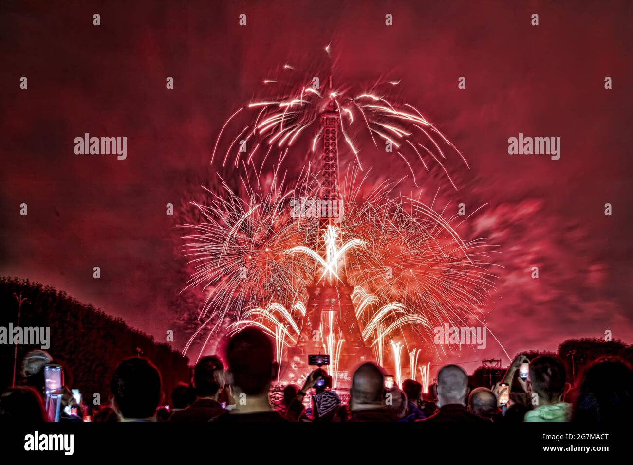 Paris, France. 14th July, 2021. Night scene of fireworks at Eiffel ...