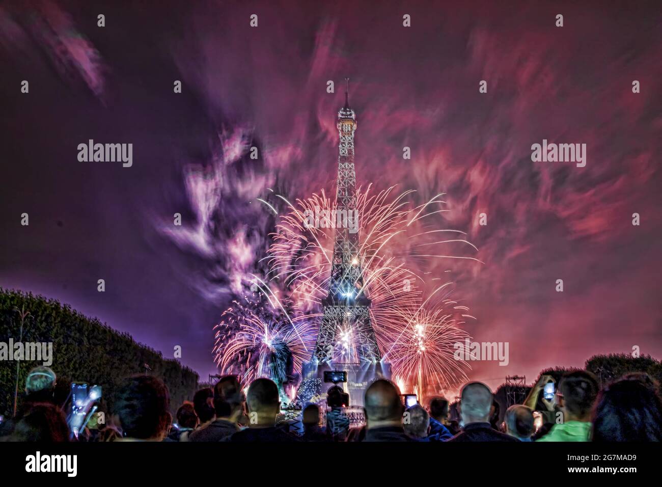 Paris, France. 14th July, 2021. Night scene of fireworks at Eiffel ...