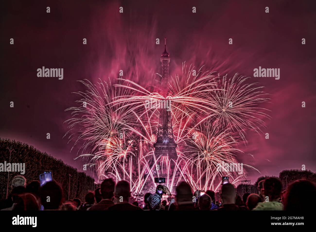 Paris, France. 14th July, 2021. Night scene of fireworks at Eiffel ...