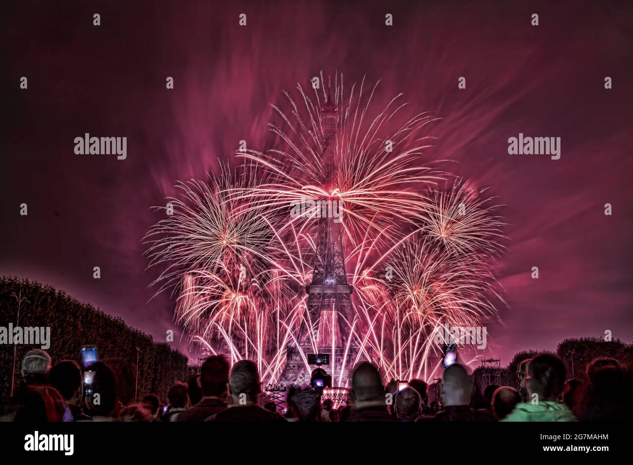 Paris, France. 14th July, 2021. Night scene of fireworks at Eiffel ...