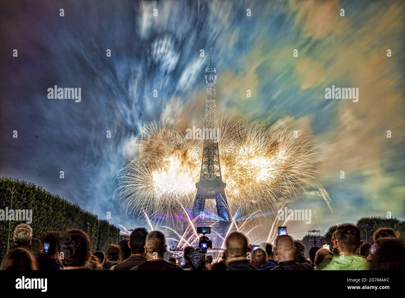 Paris, France. 14th July, 2021. Night scene of fireworks at Eiffel ...