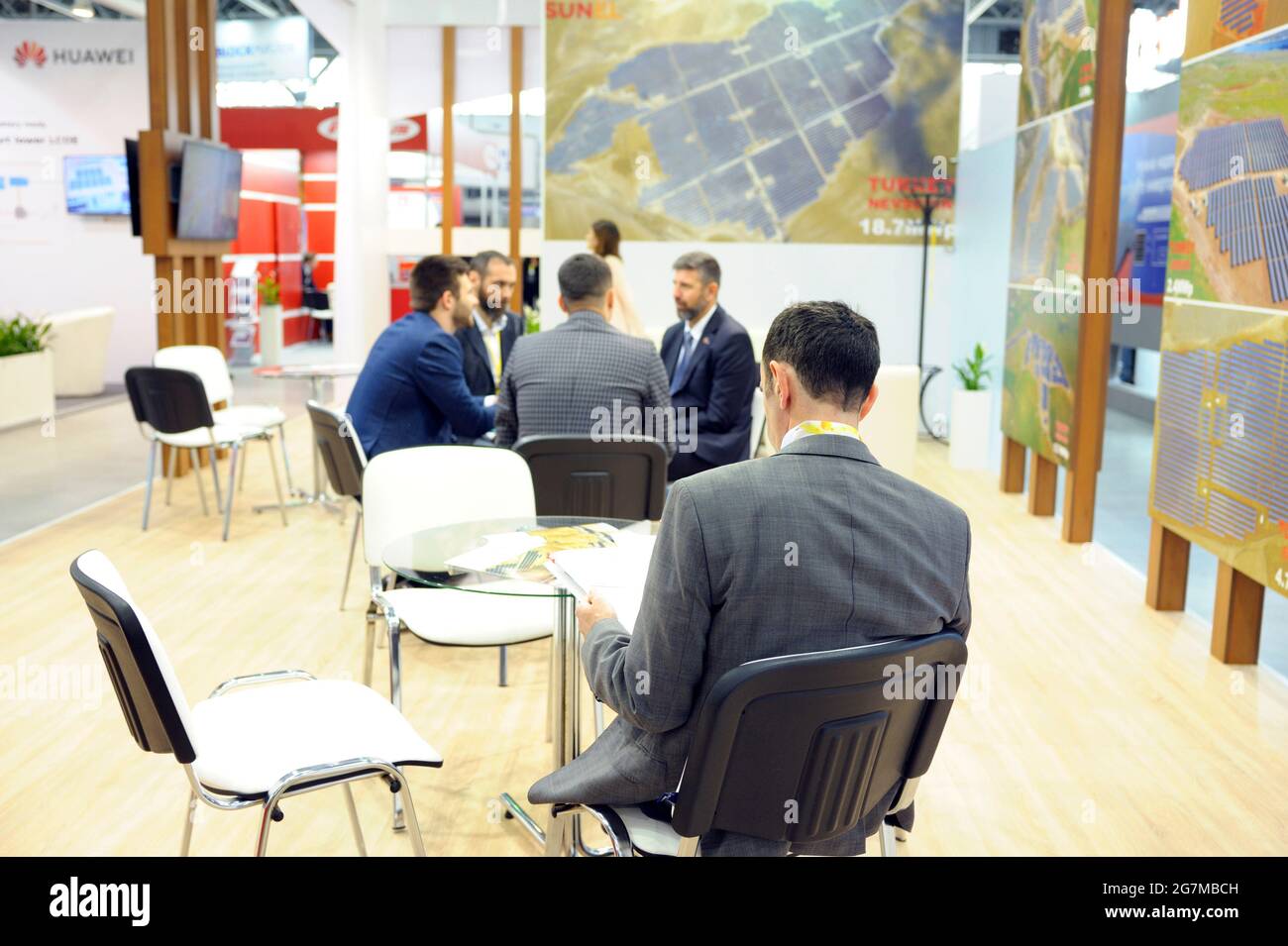 Engaging and conversation hi-res stock photography and images - Alamy