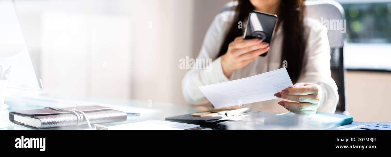 Remote Cheque Deposit Using Mobile Phone. Check Capture Stock Photo - Alamy