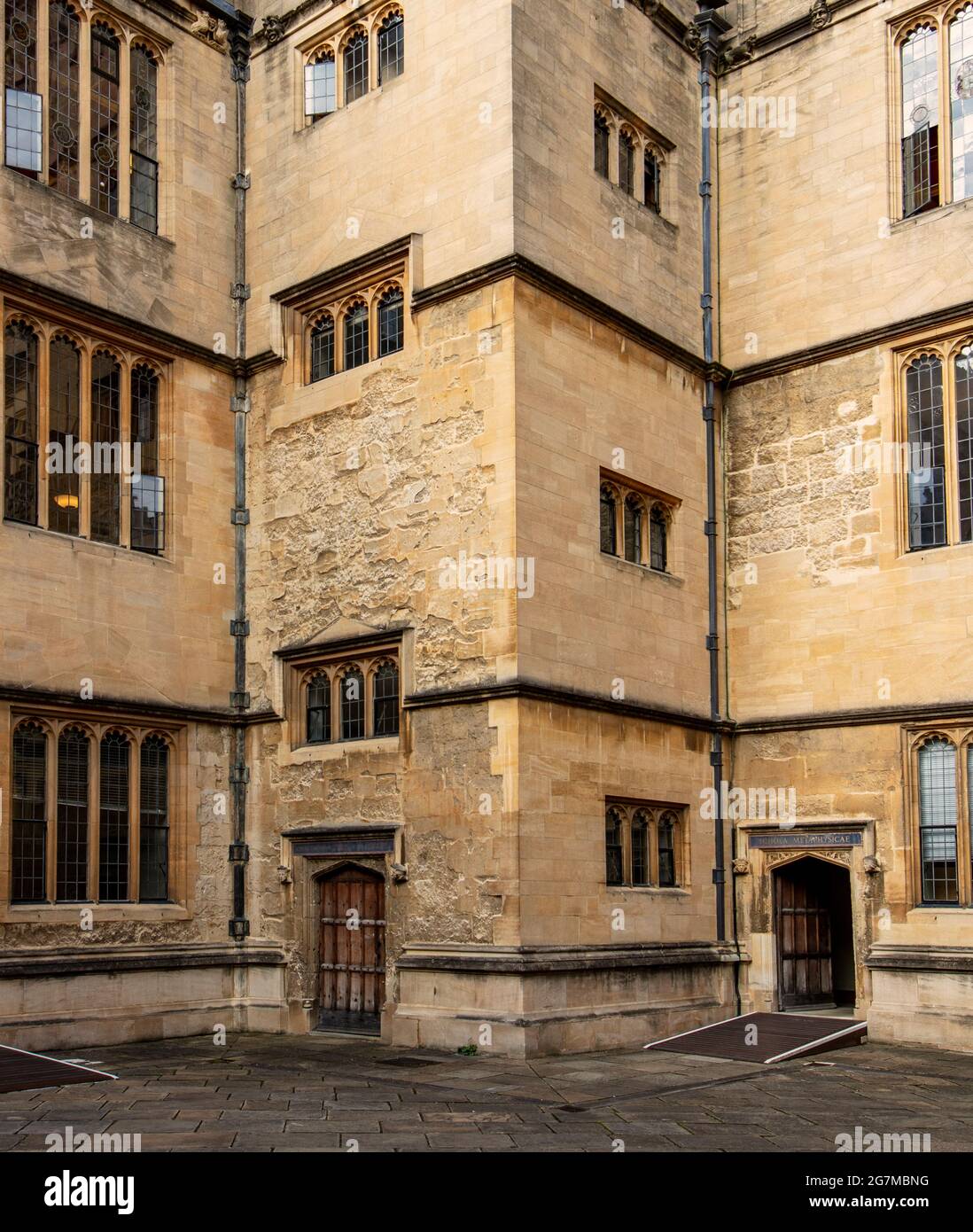 Old schools quadrangle hi-res stock photography and images - Alamy