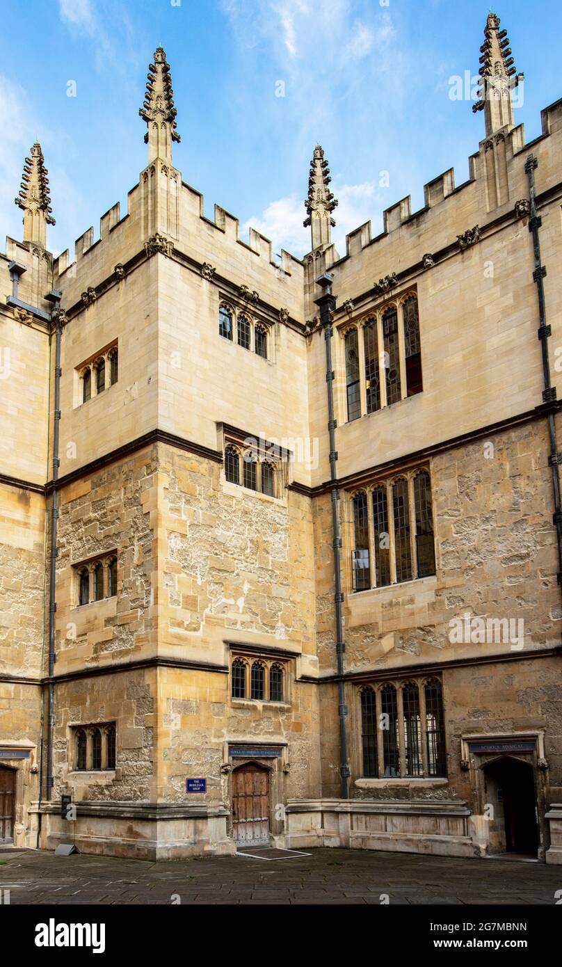 Old schools quadrangle hi-res stock photography and images - Alamy