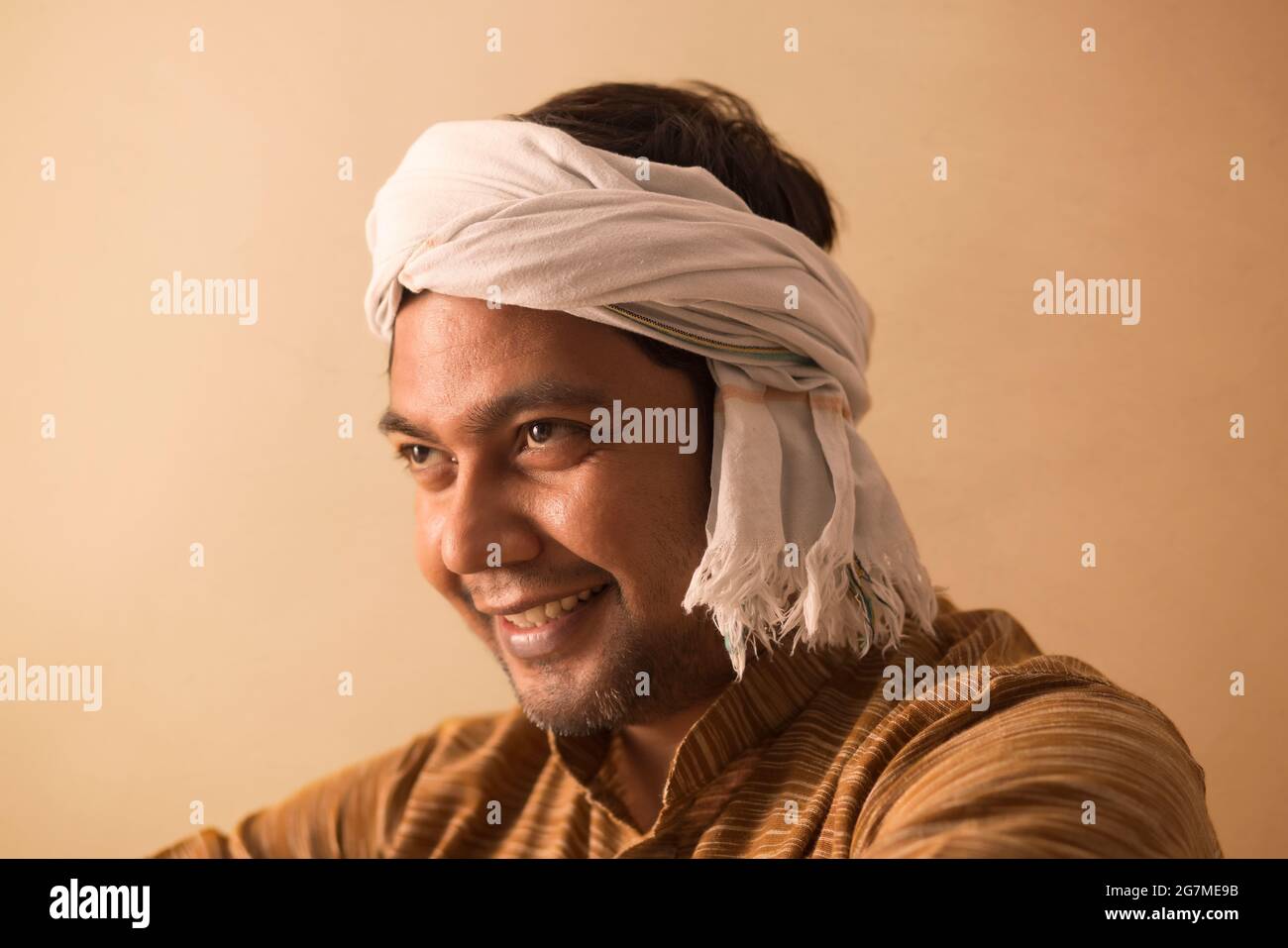 Man looking around wall hi-res stock photography and images - Alamy