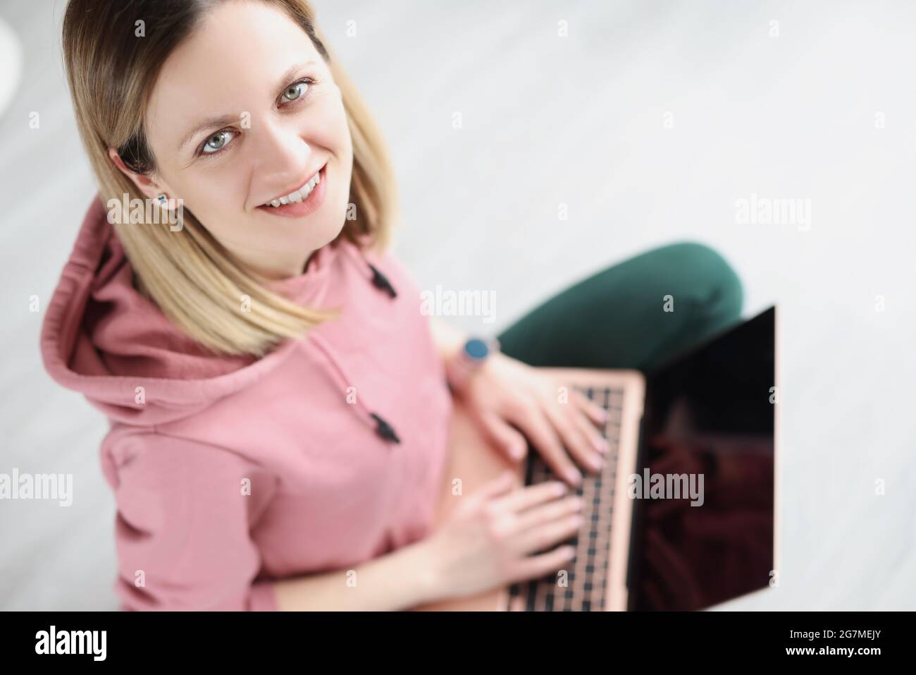Laptop screen lap sitting home hi-res stock photography and images - Alamy