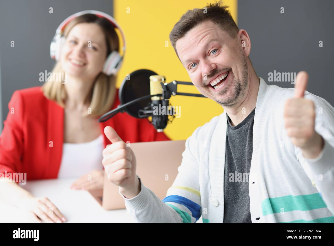 Singer showing thumbs up hi-res stock photography and images - Alamy