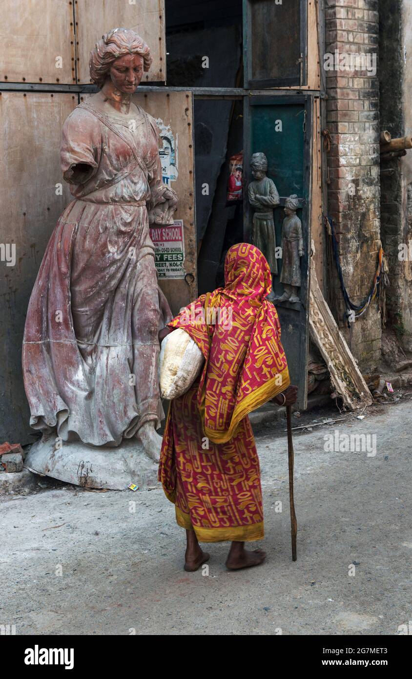 The settlement of Kumartuli - or "potter locality" - lies besidethe ...