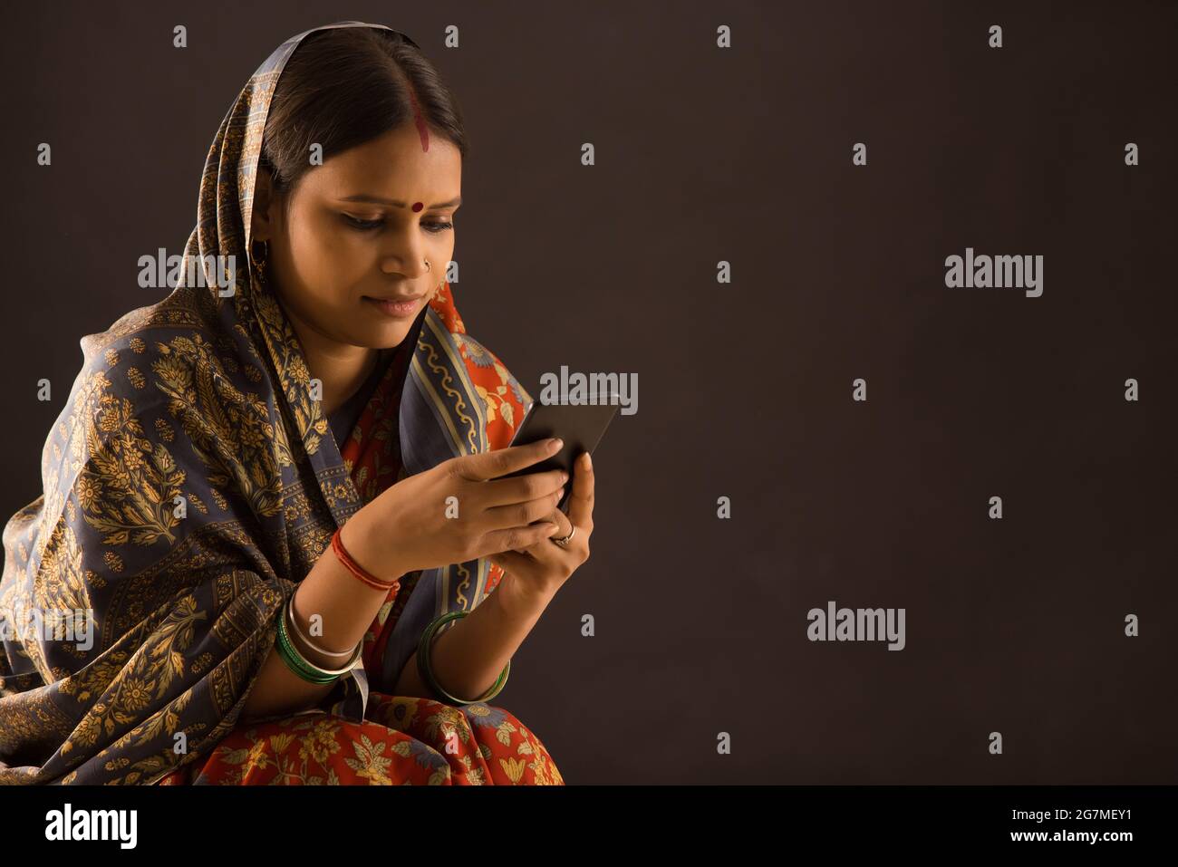 Mobile phone rural india woman hi-res stock photography and images - Alamy