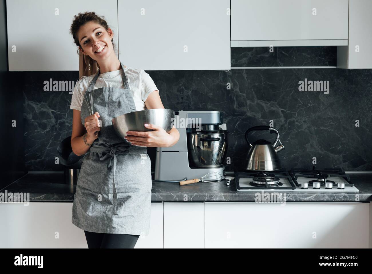 Young asian woman cooks kitchen hi-res stock photography and images - Alamy