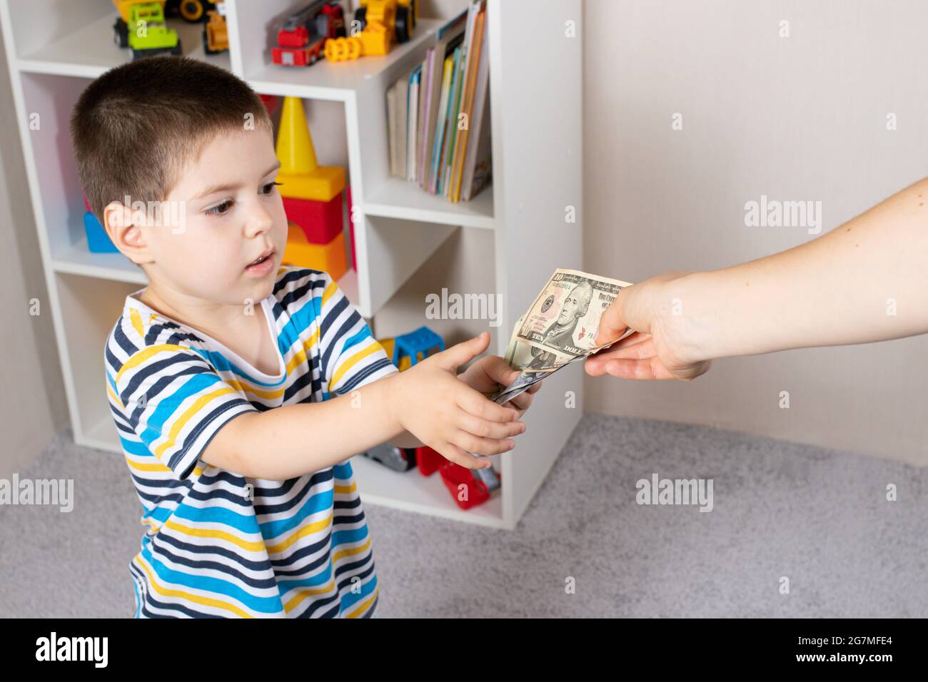 The parent gives the child a 4-year-old son pocket money. Investing ...
