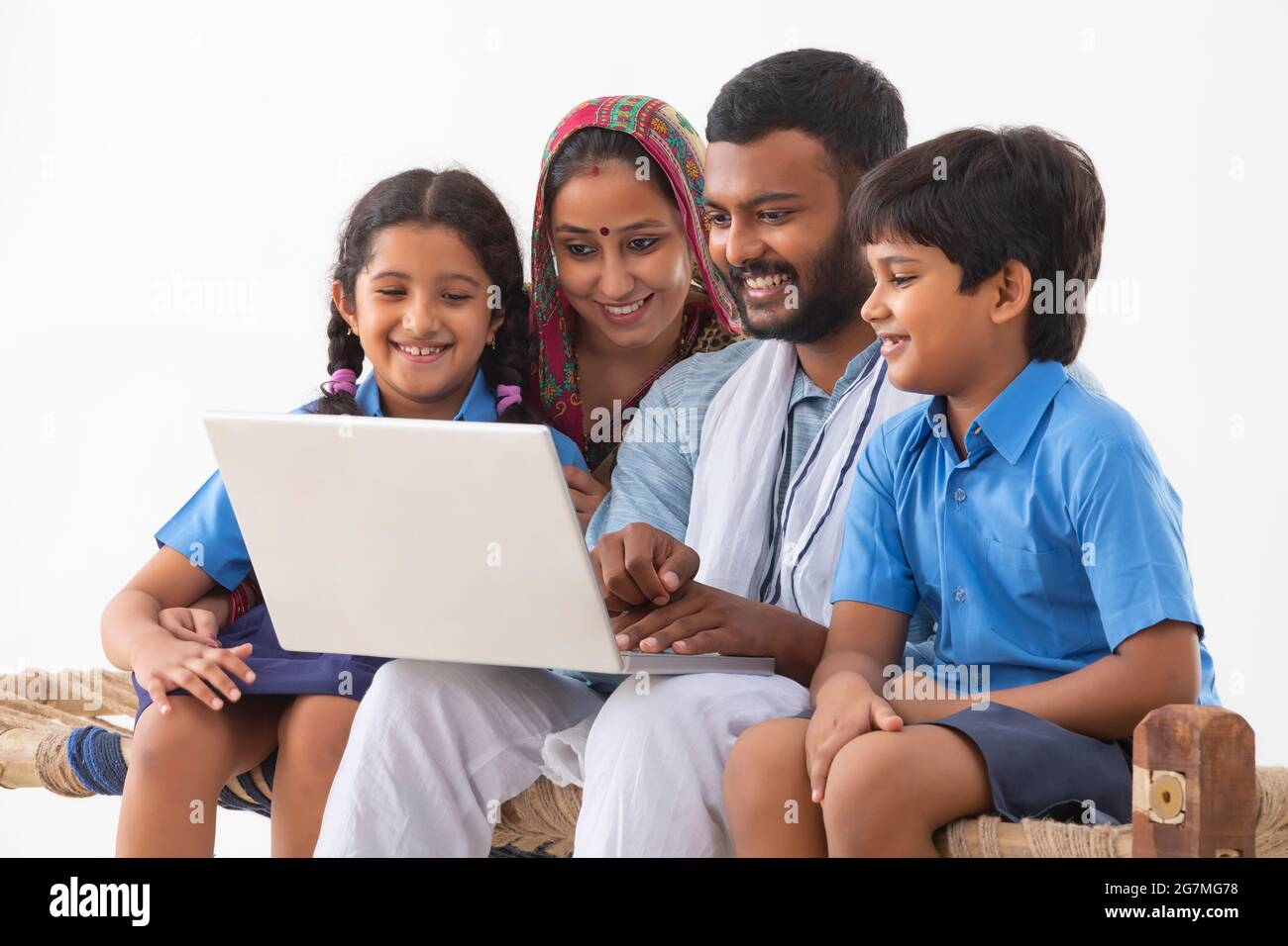 Rural couple with laptop hi-res stock photography and images - Alamy