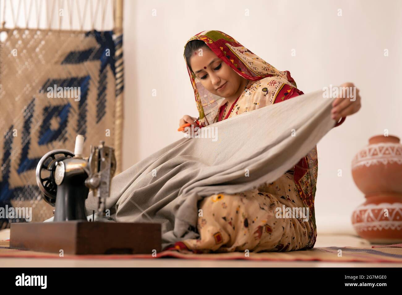 Stitching clothes hi-res stock photography and images - Alamy