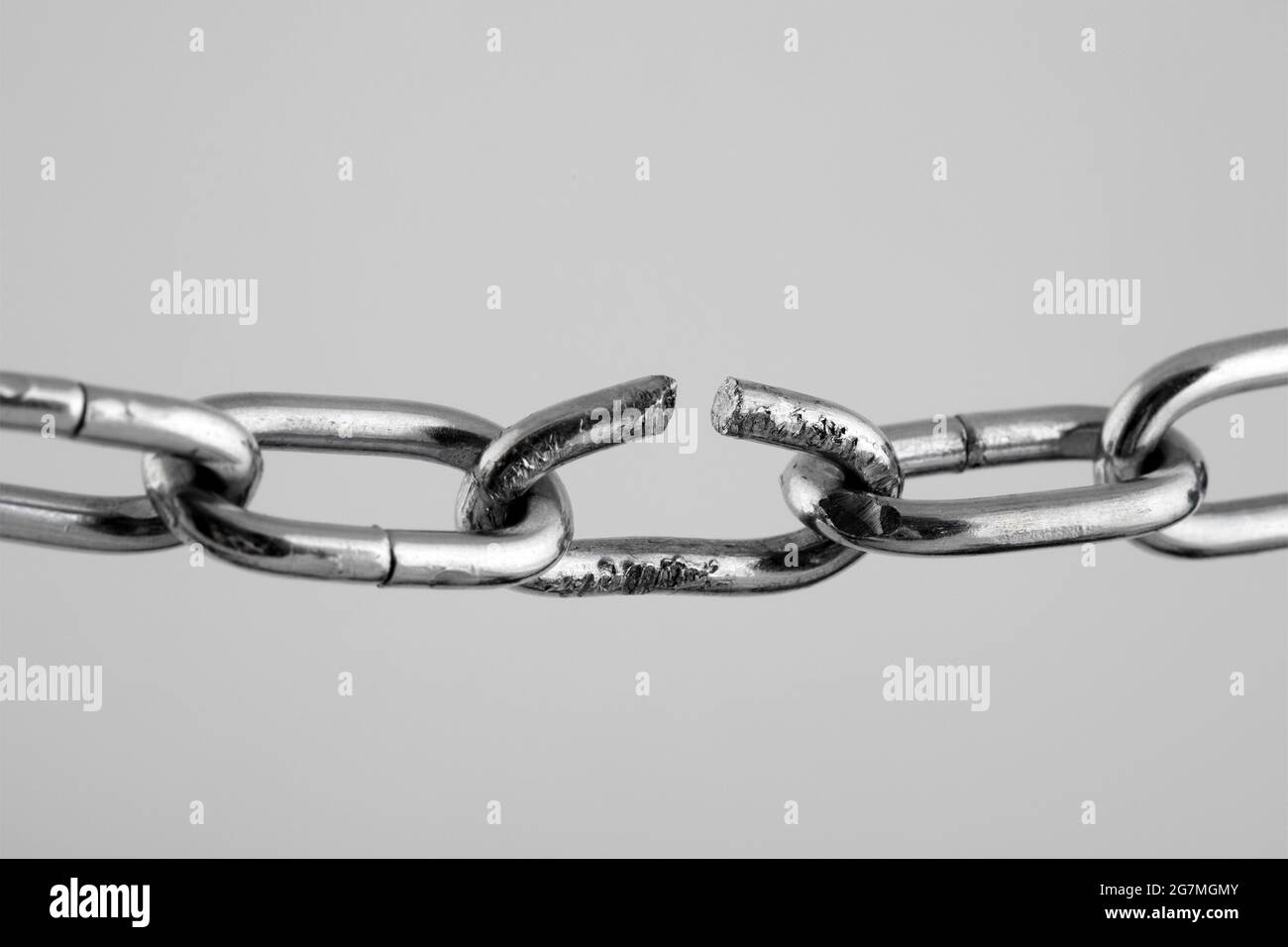 Broken chain link hi-res stock photography and images - Alamy