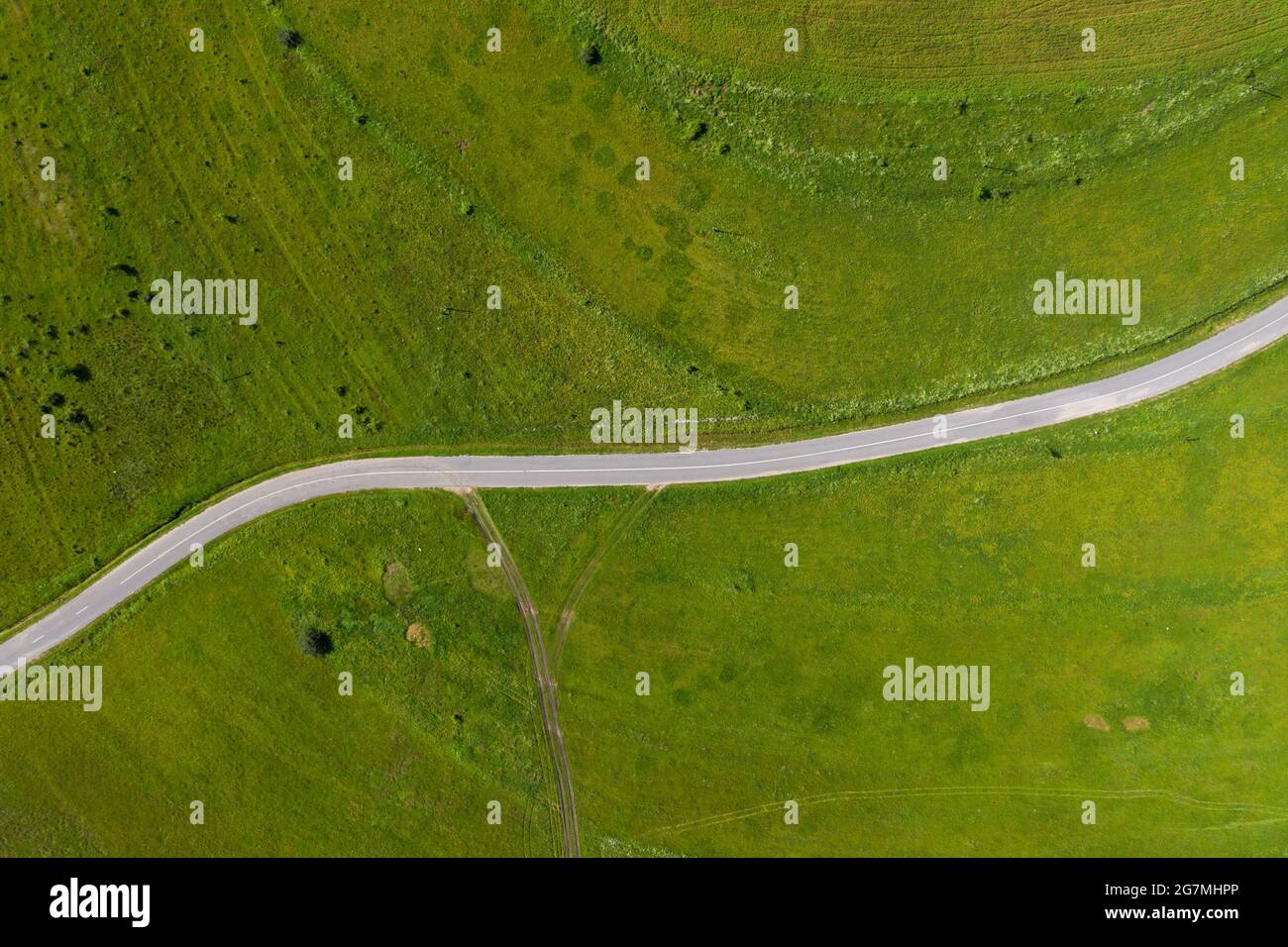 Drone flying above highway driving hi-res stock photography and images ...