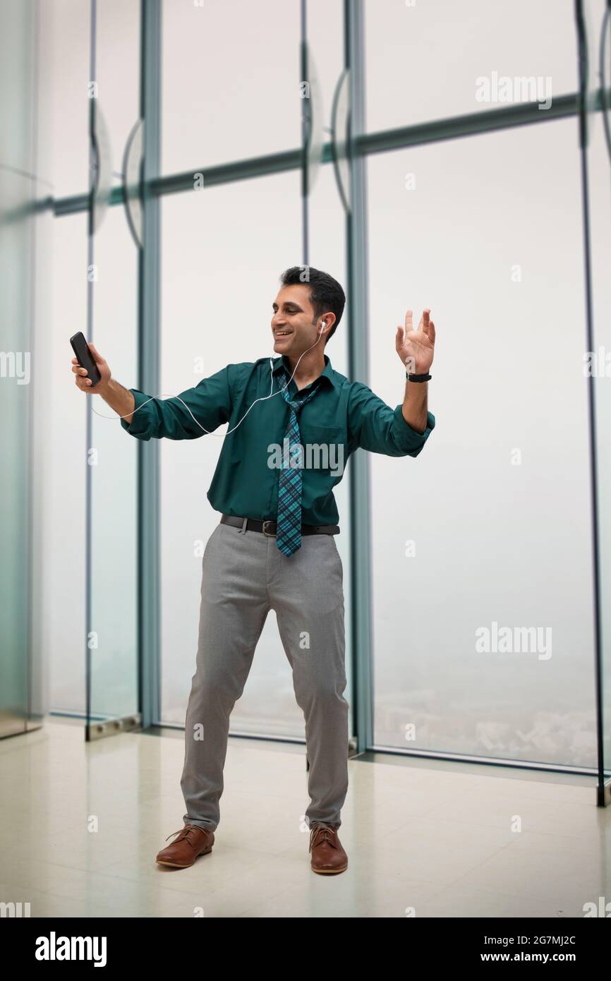Office dancing hi-res stock photography and images - Alamy
