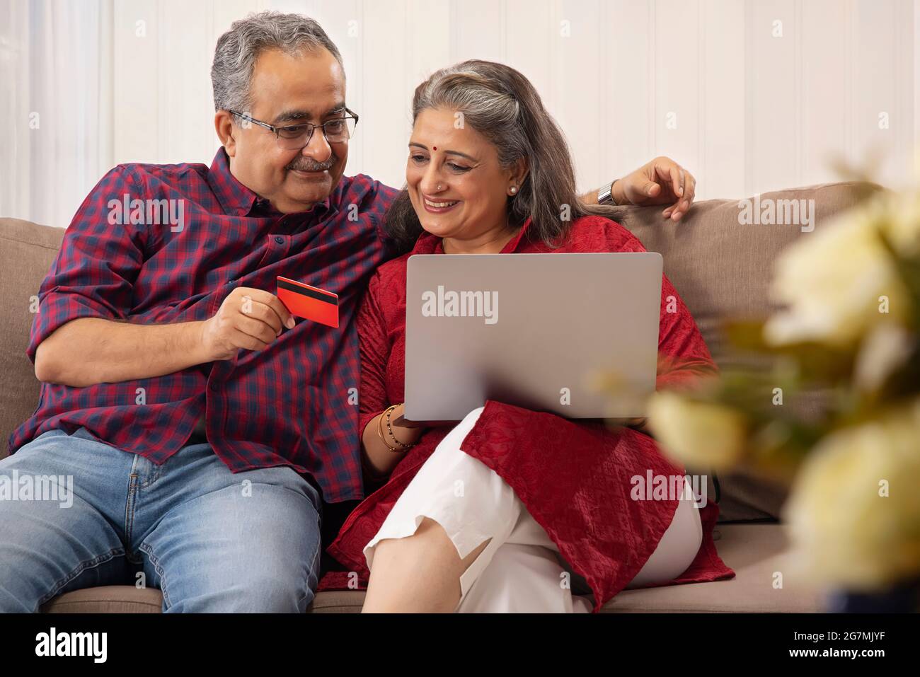 A HAPPY COUPLE SITTING TOGETHER AND DOING ONLINE TRANSACTION Stock ...
