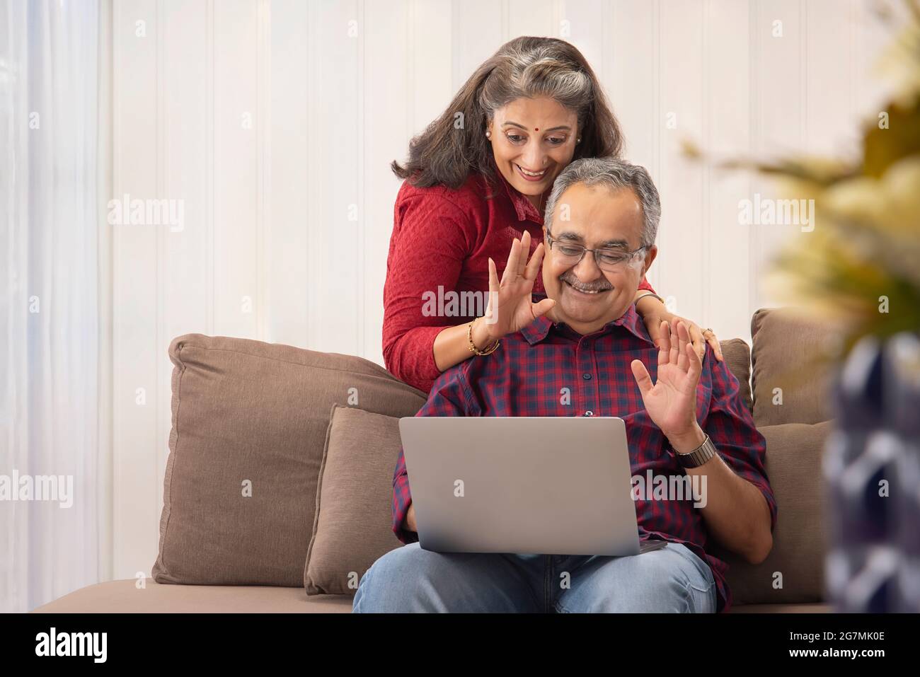 Old couple talking indian hi-res stock photography and images - Alamy