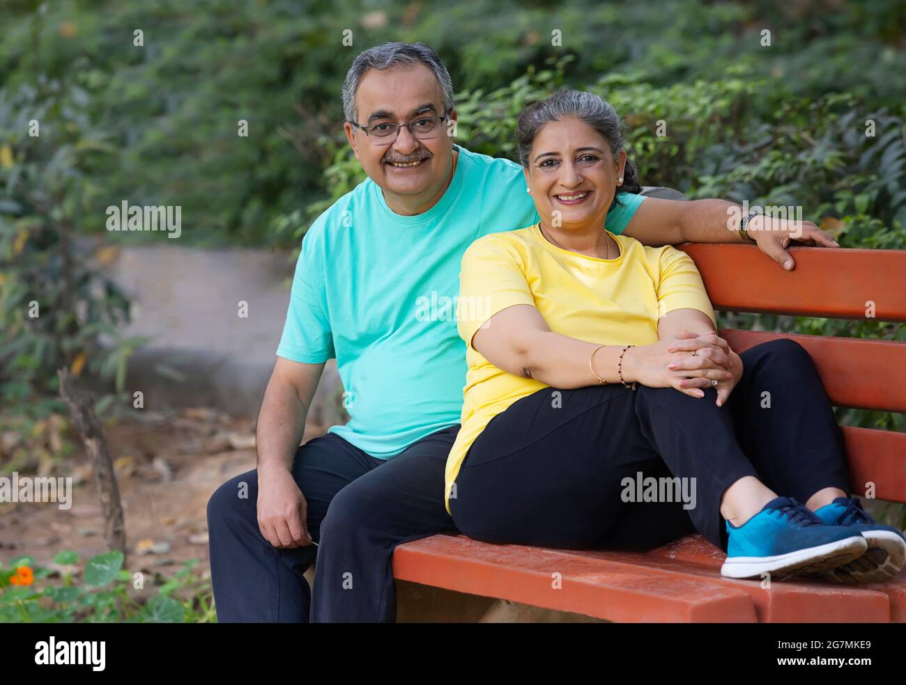 Indian senior couple in park hi-res stock photography and images - Alamy