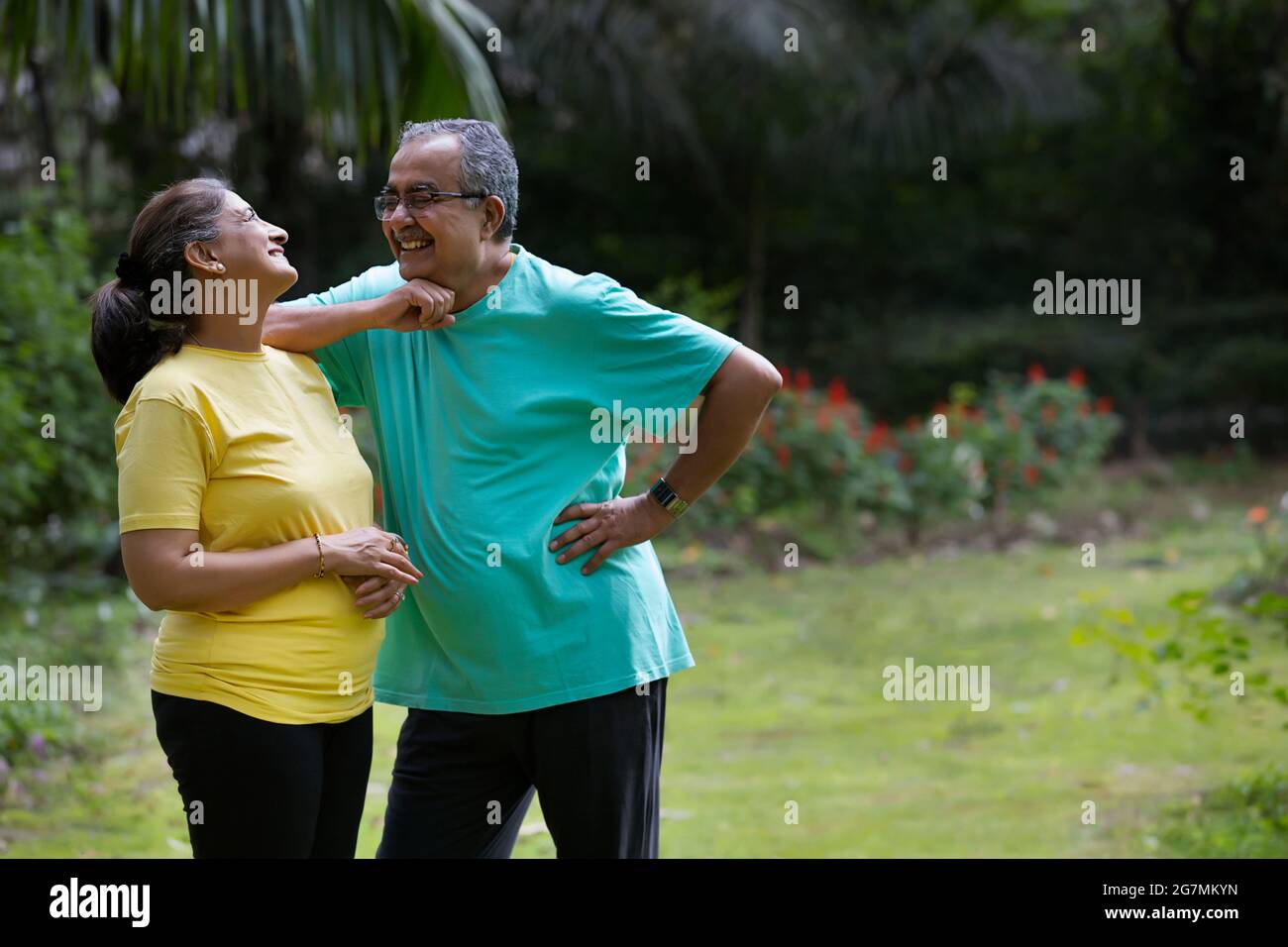 Old couple talking hi-res stock photography and images - Alamy