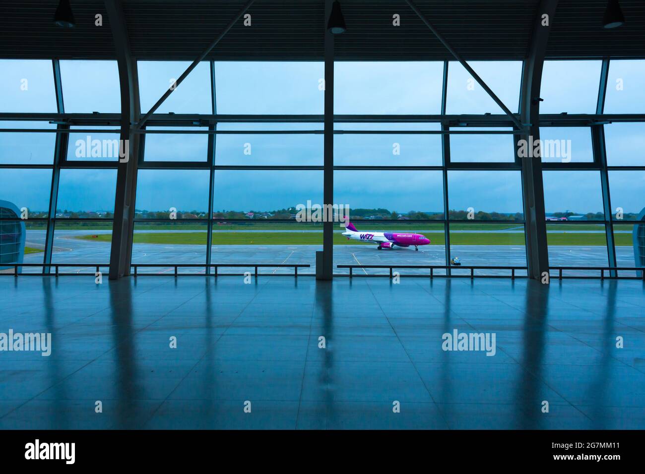 Wizzair plane gate view hi-res stock photography and images - Alamy