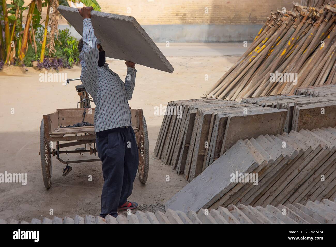 Construction labourer carrying hi-res stock photography and images - Alamy