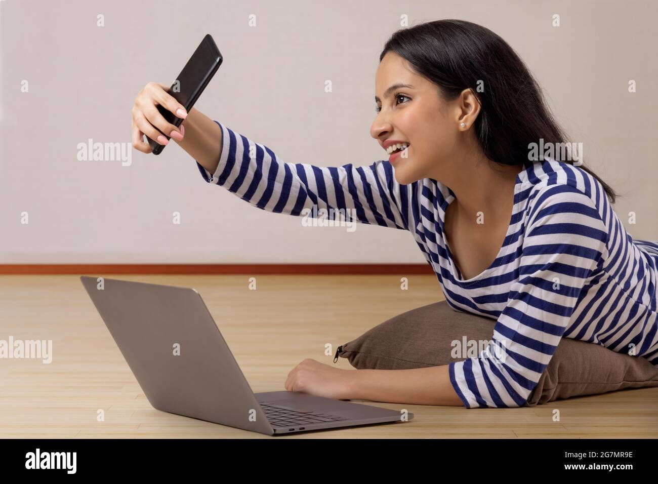 Person clicking photograph hi-res stock photography and images - Alamy