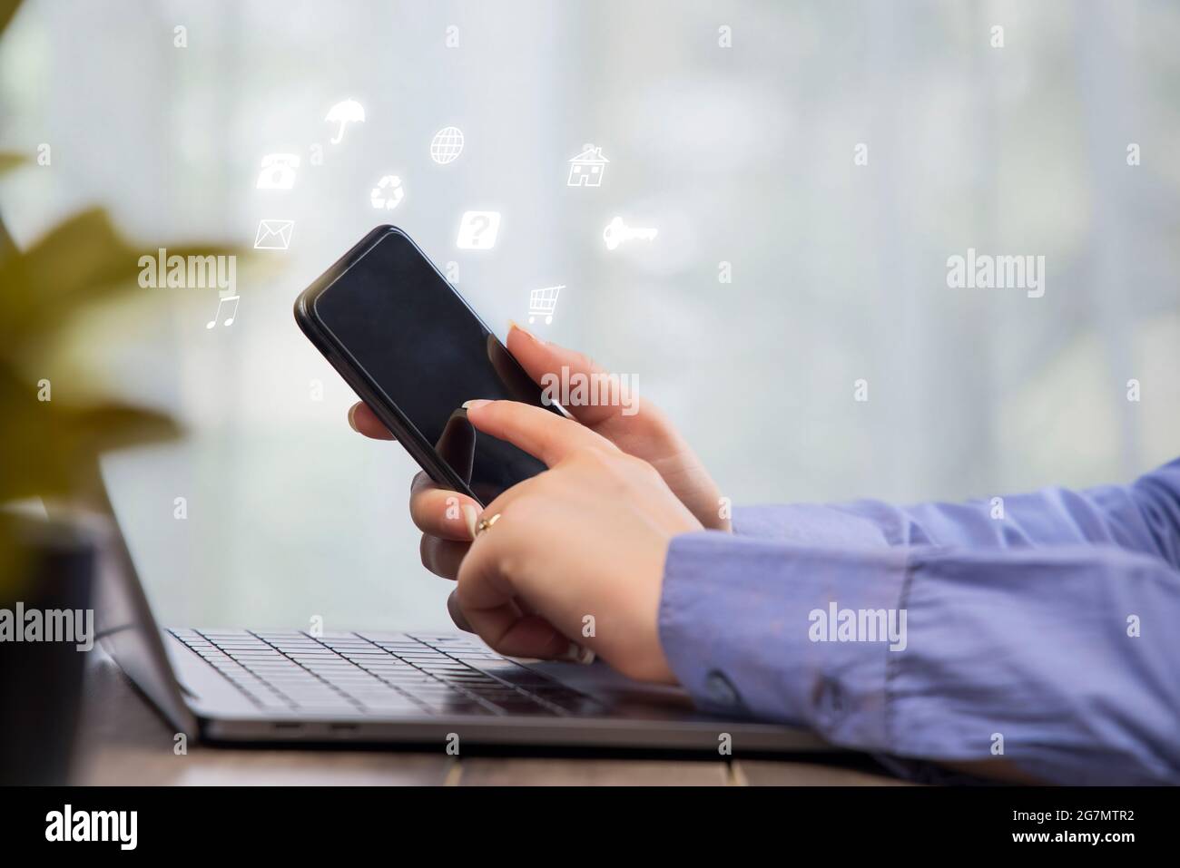 Hand screens hi-res stock photography and images - Alamy