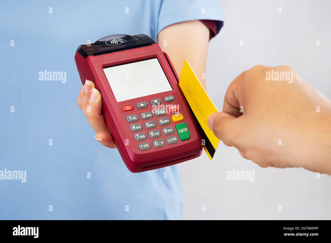 A human hand swiping card in swipe machine Stock Photo - Alamy