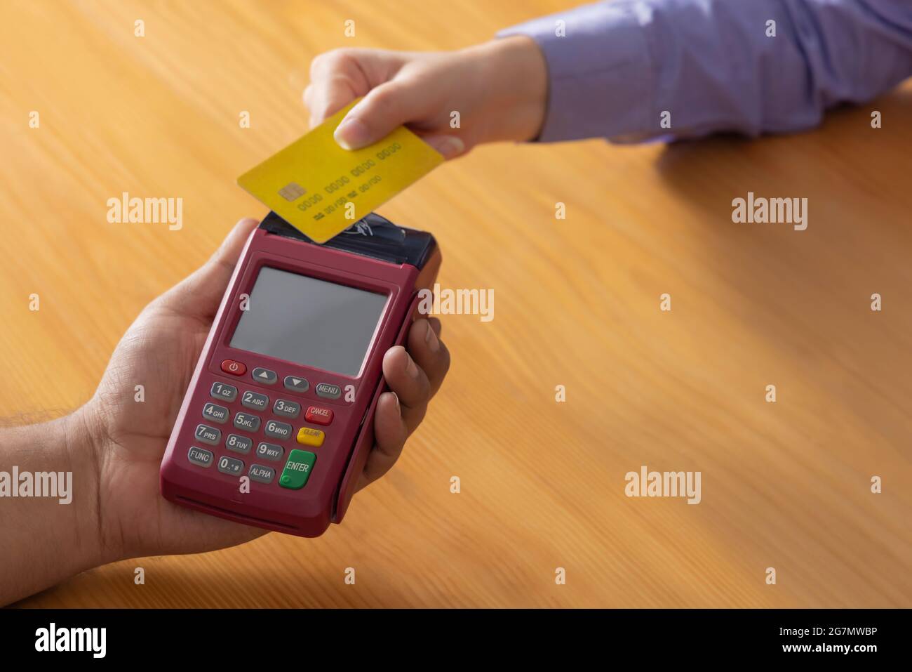 A human hand swiping card in swipe machine Stock Photo - Alamy