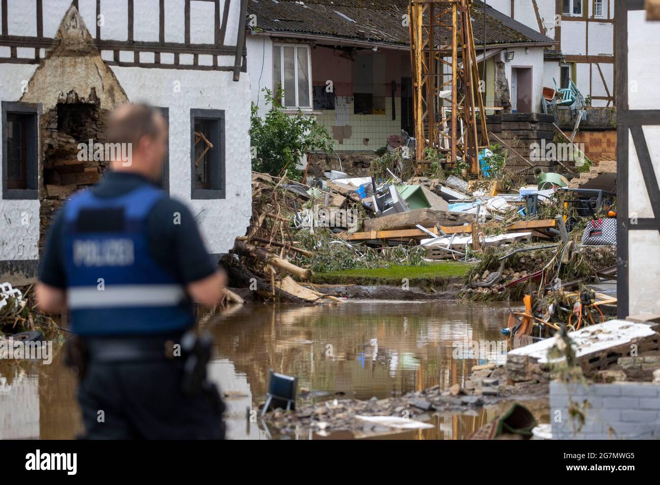 Schuld, Germany. 15th July, 2021. A policeman takes an overview in the ...