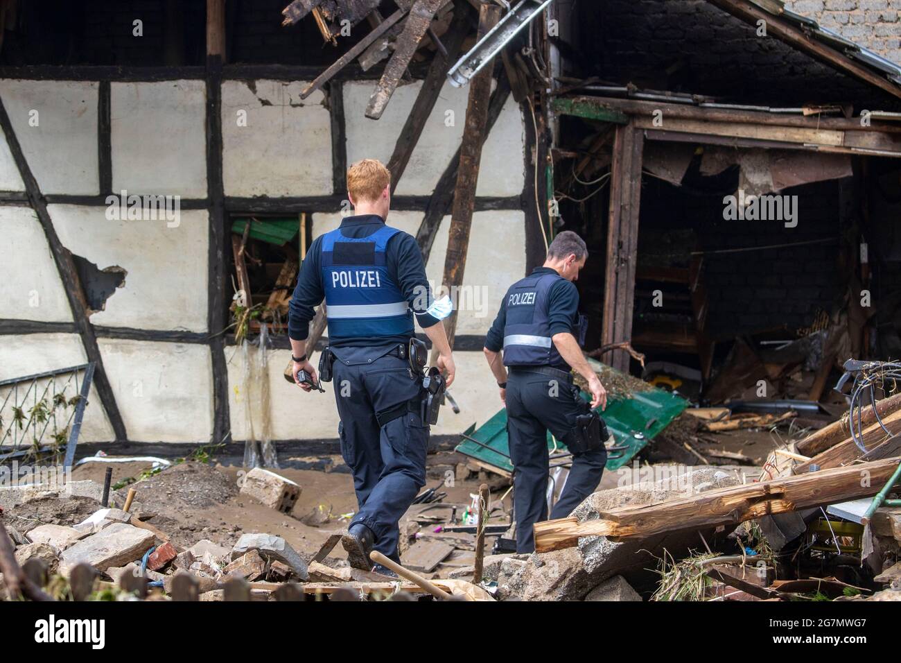 Schuld, Germany. 15th July, 2021. Police officers get an overview in ...