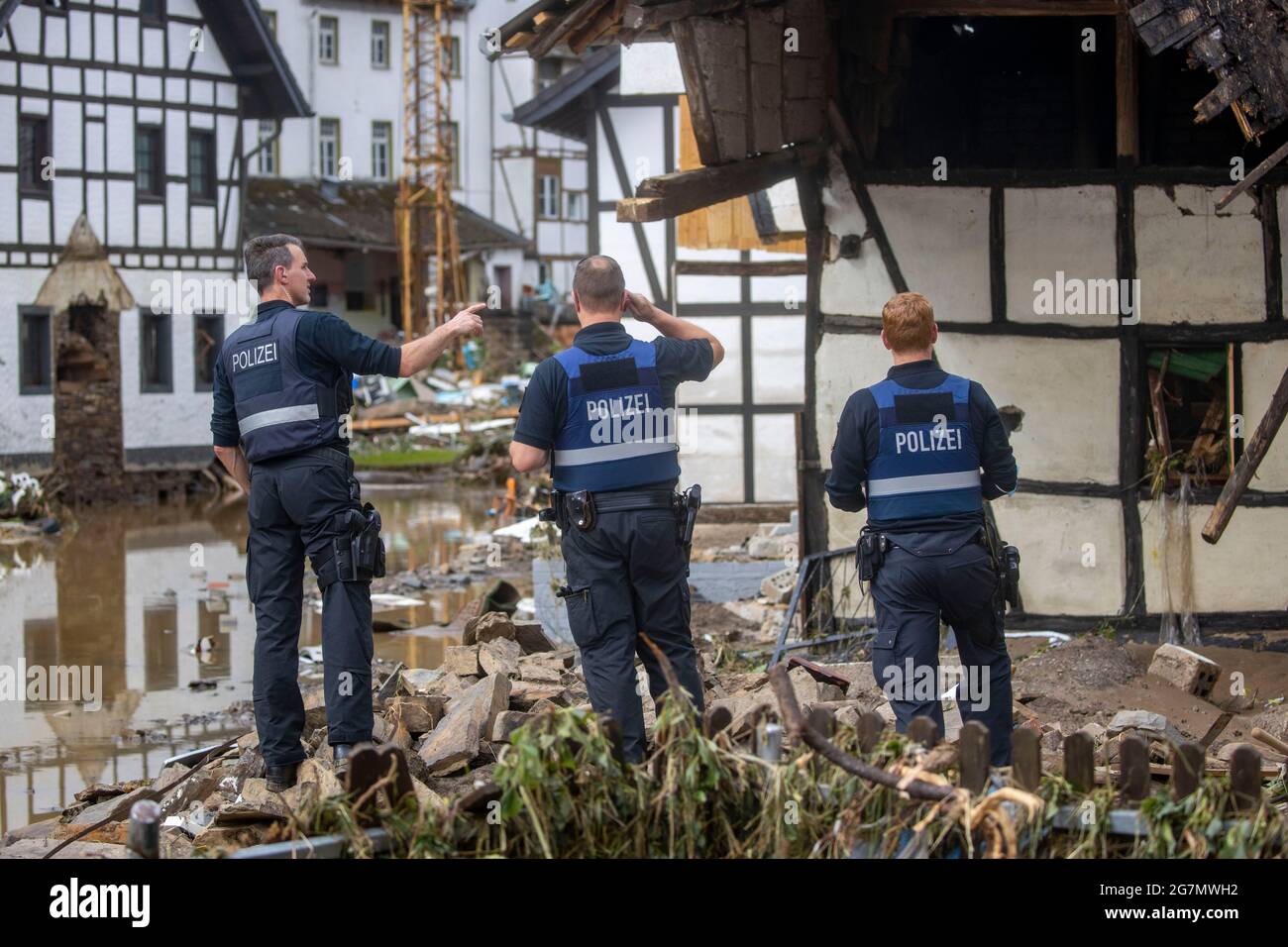Schuld, Germany. 15th July, 2021. Police officers get an overview in ...
