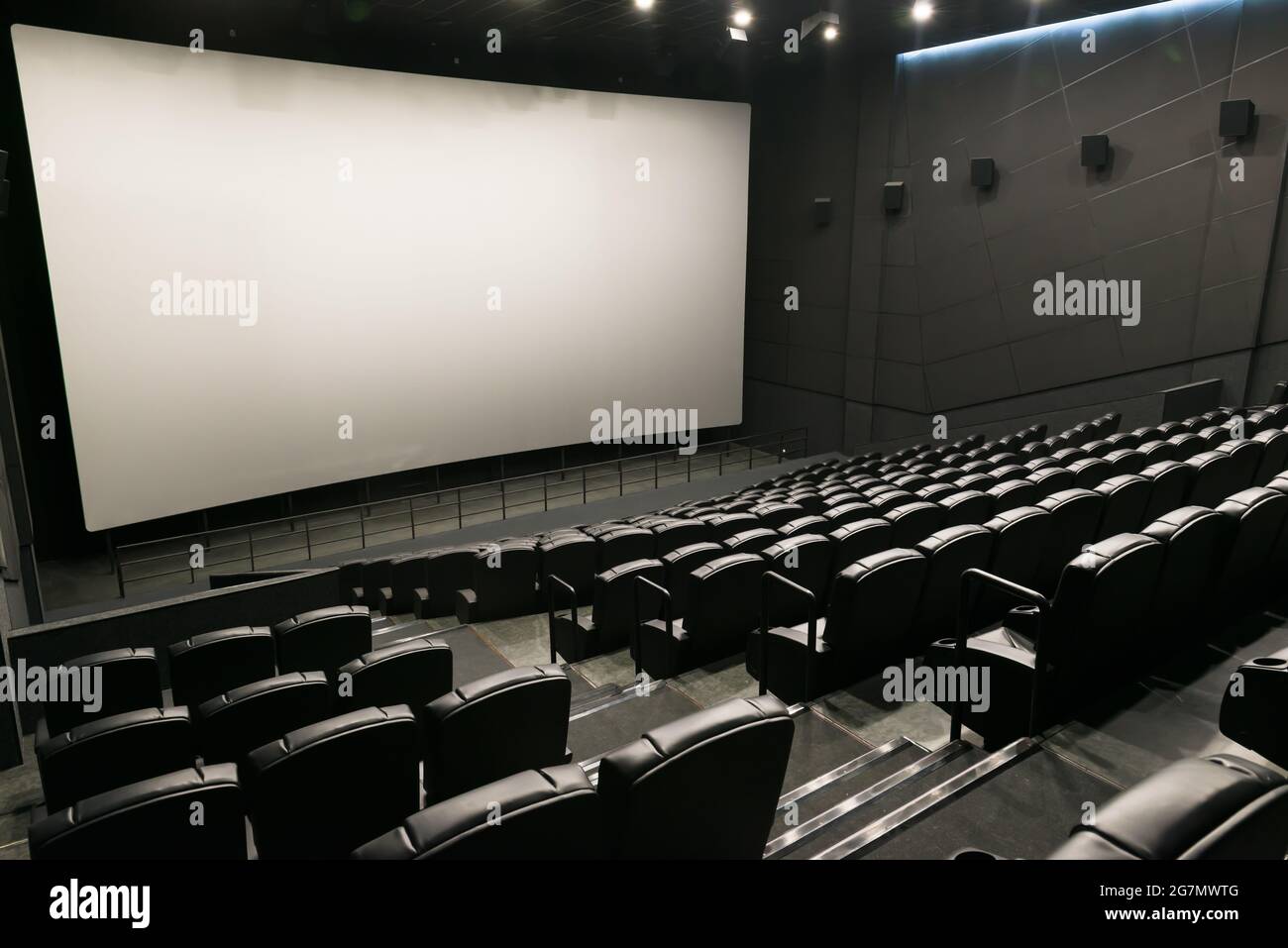 Empty cinema hall with bolshmi white screen Stock Photo - Alamy