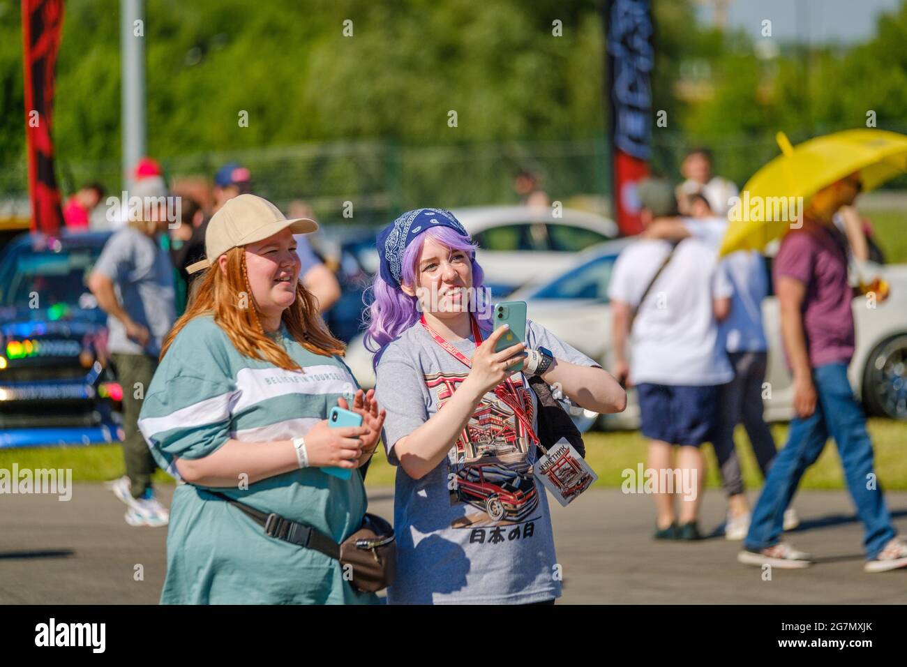 Girlfriends mobile phone hi-res stock photography and images - Alamy