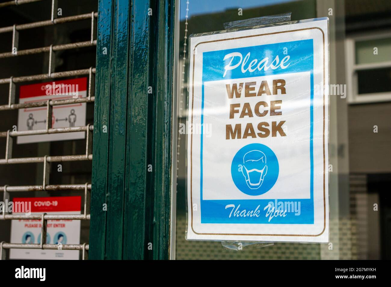 Please wear a face mask sign hi-res stock photography and images - Alamy