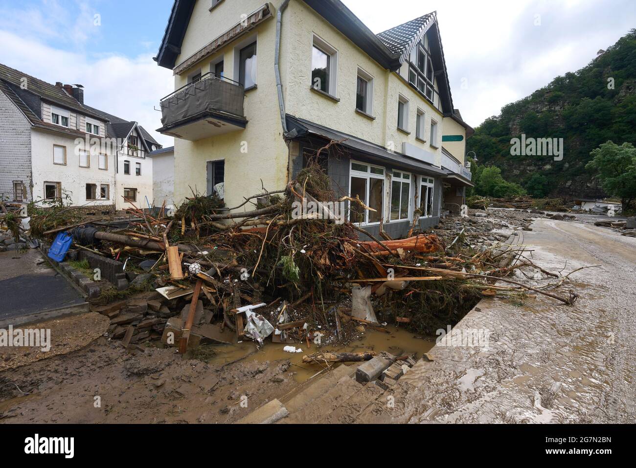 Schuld, Germany. 15th July, 2021. Debris and wood lie piled up in front ...