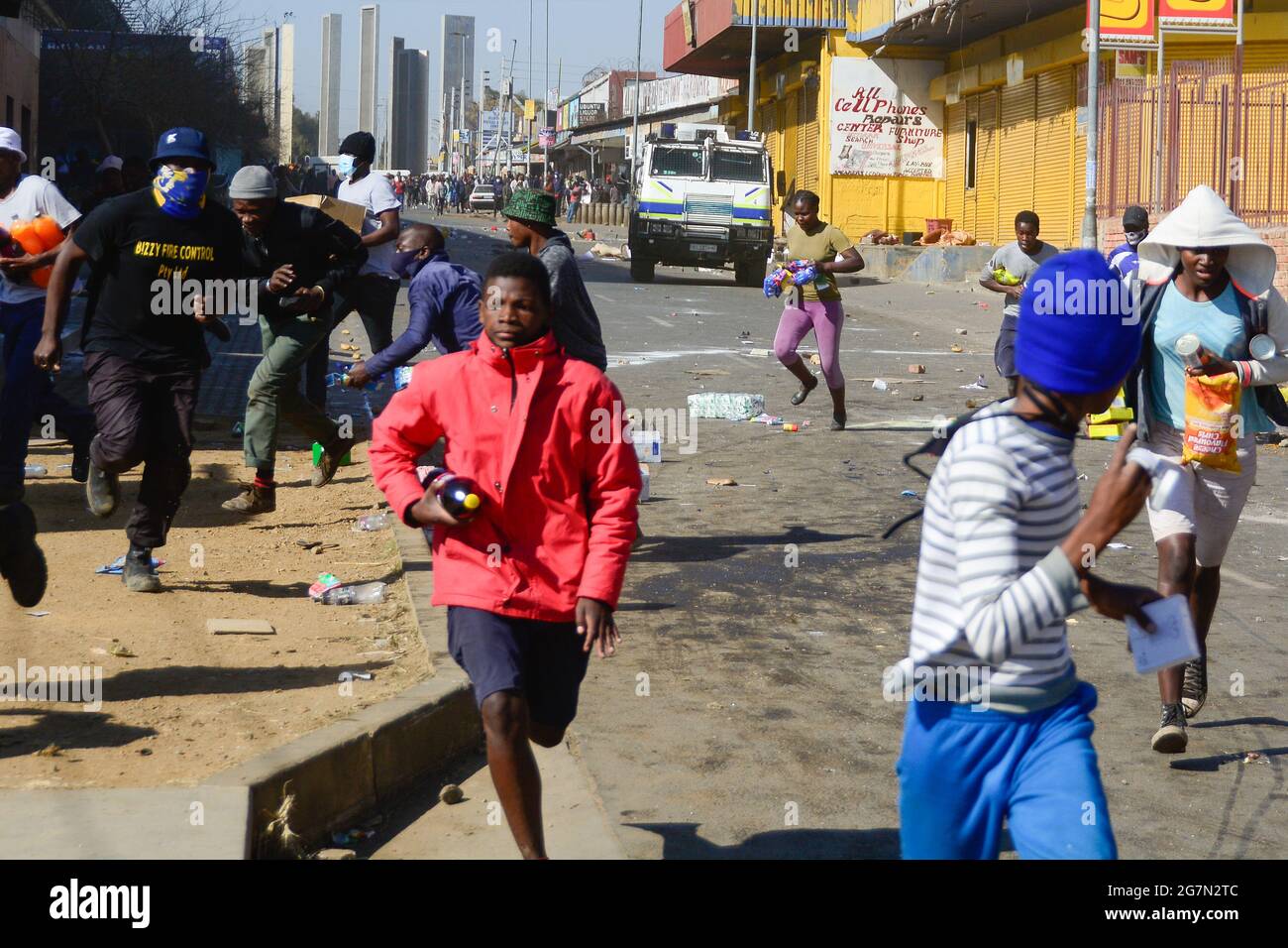 People flee from South African Police Services (SAPS) officers ...