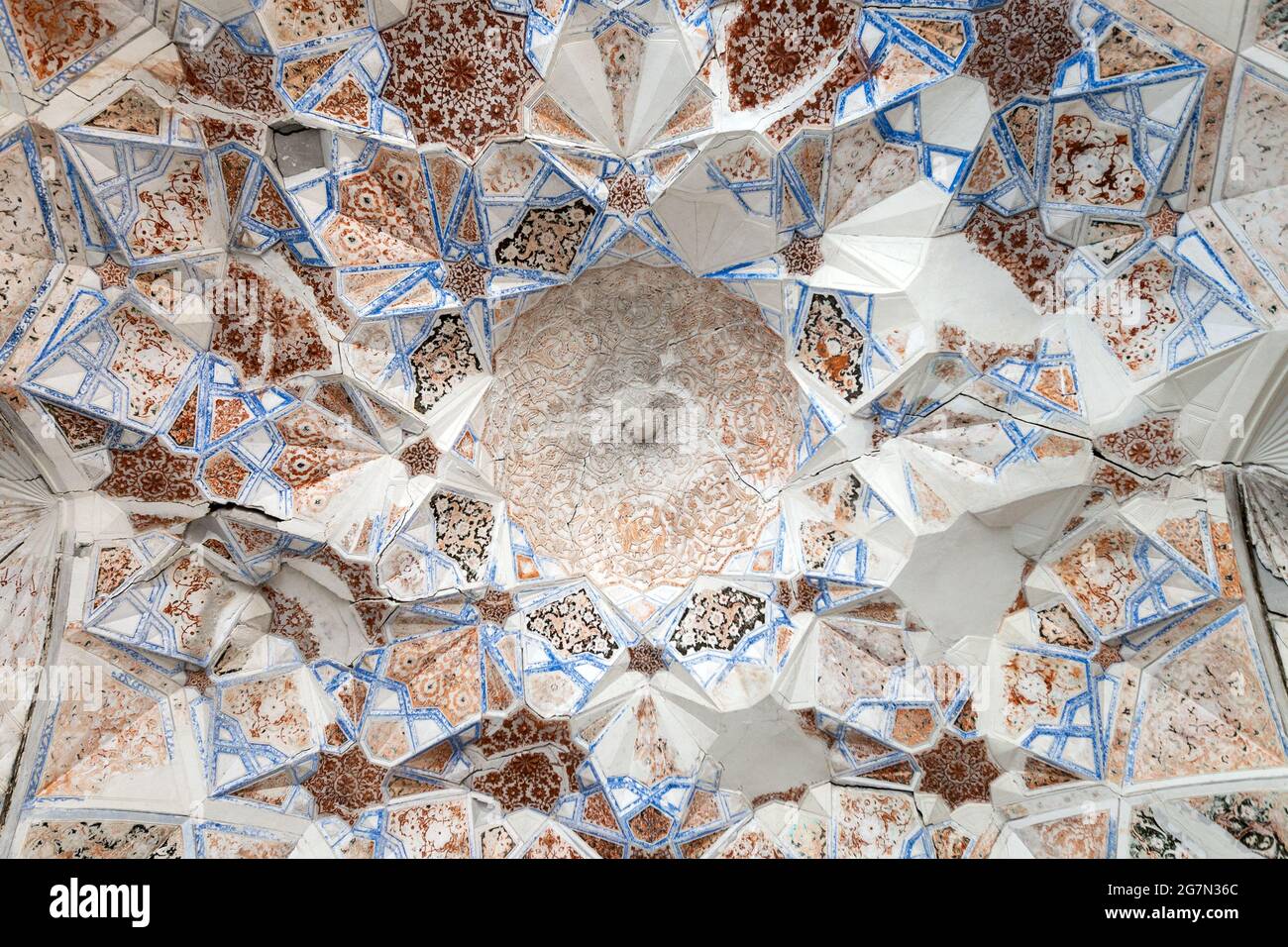 Decorated muqarnas hi-res stock photography and images - Alamy