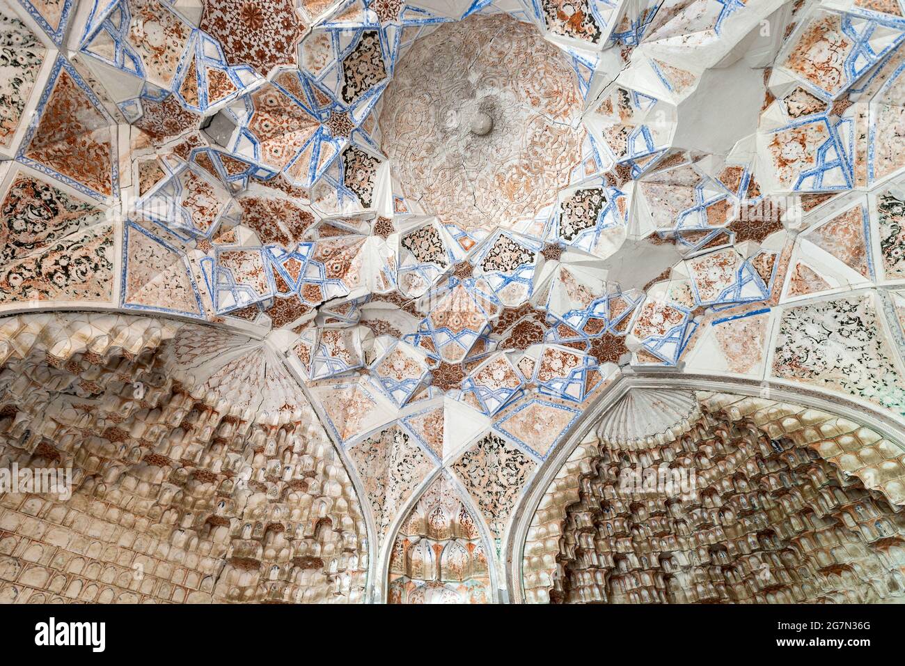Decorated muqarnas hi-res stock photography and images - Alamy