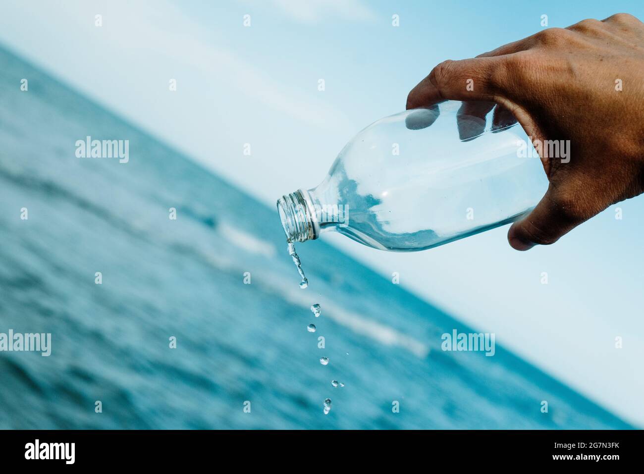 Pouring water in empty glass hi-res stock photography and images - Alamy
