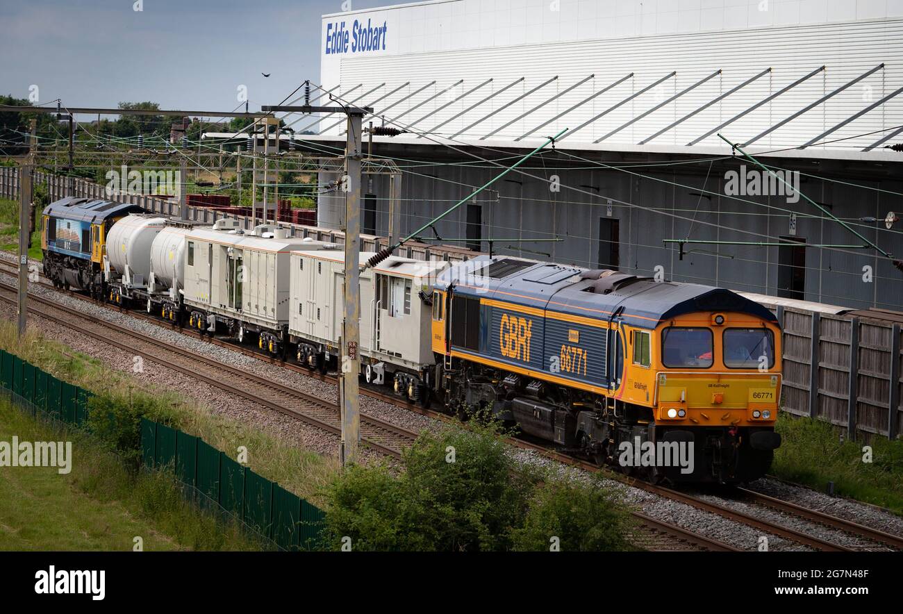 Class 47 diesel locomotive hauling hi-res stock photography and images ...