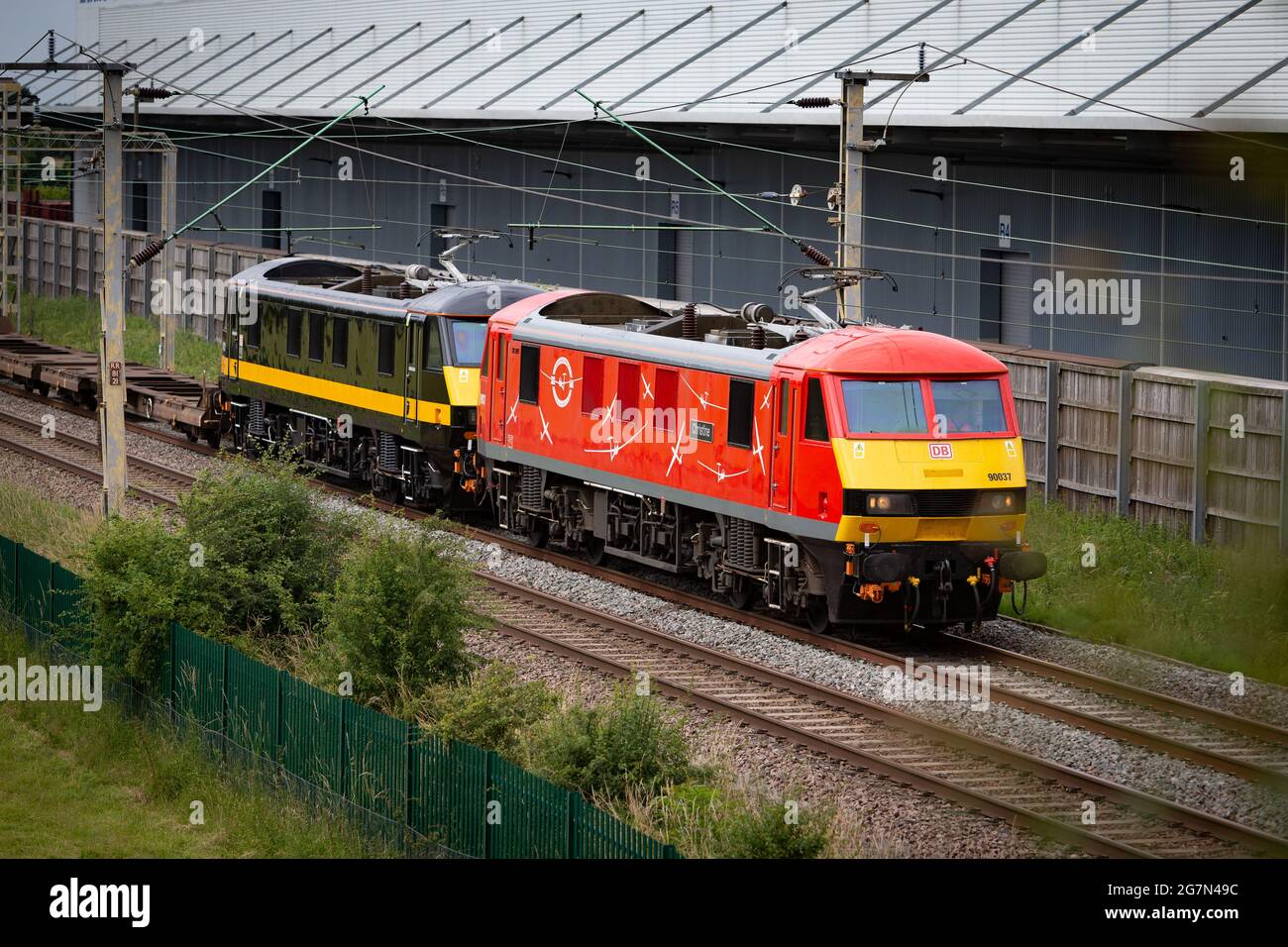 DB Class 90 - 90020 and 90037 "Christine" arriving at DIRFT from ...