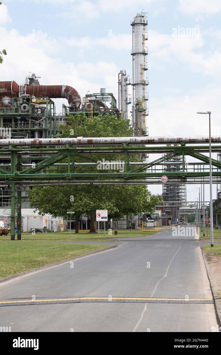Wesseling, Deutschland. 02nd July, 2021. Refinery plants, pipes ...