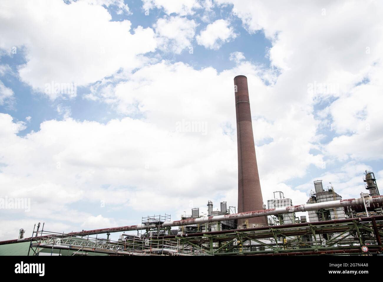 Wesseling, Deutschland. 02nd July, 2021. Refinery plants, pipes ...