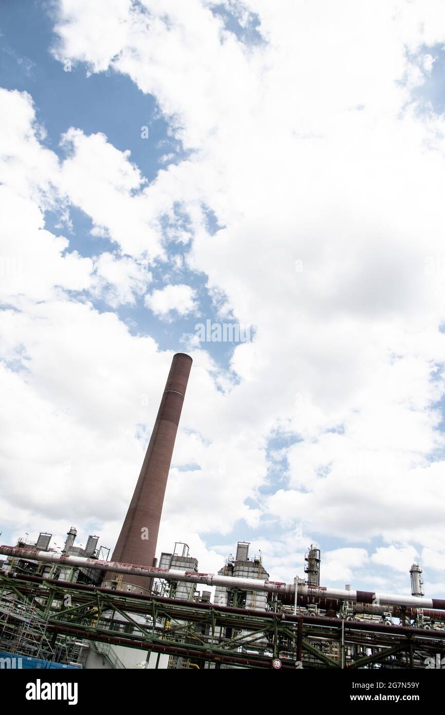 Wesseling, Deutschland. 02nd July, 2021. Refinery plants, pipes ...