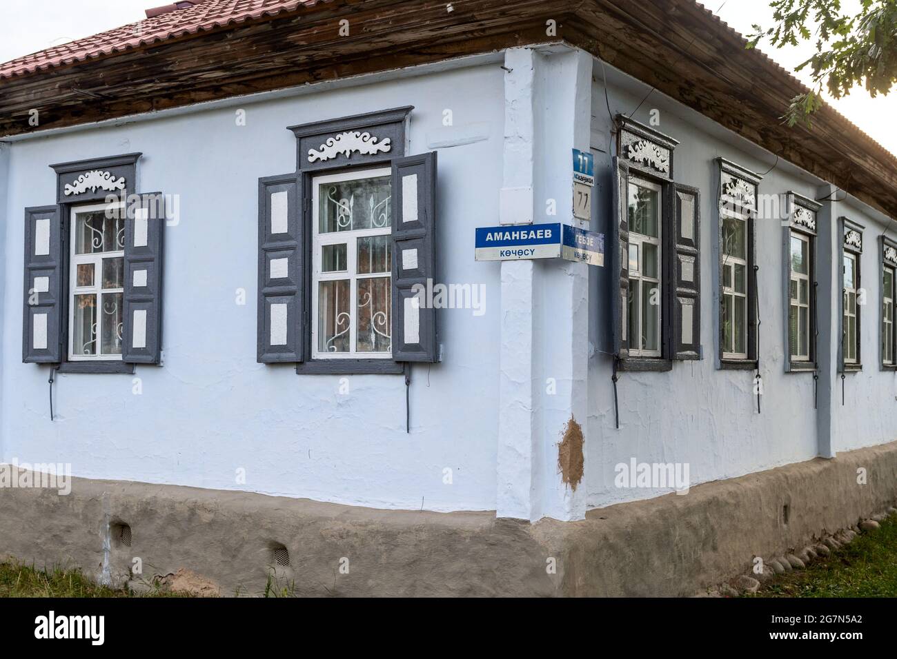 Historical russian gingerbread house hi-res stock photography and ...